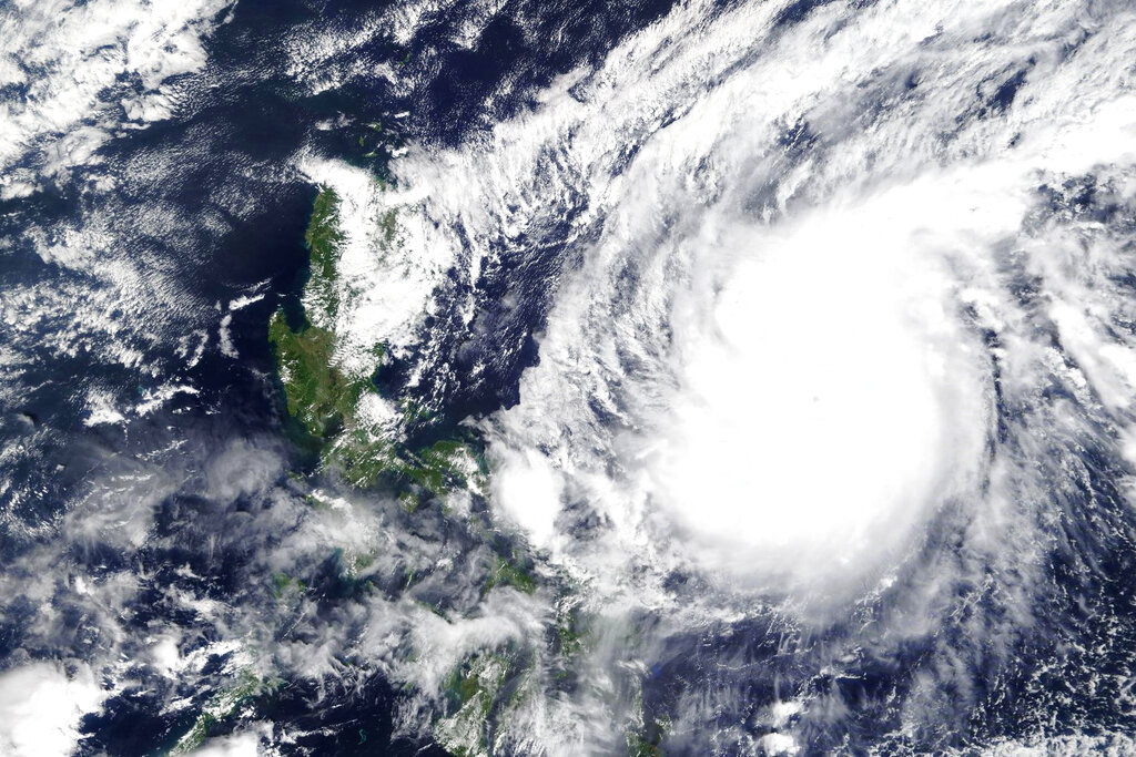 Super typhoon slams into Philippines, 1 million evacuated | News ...